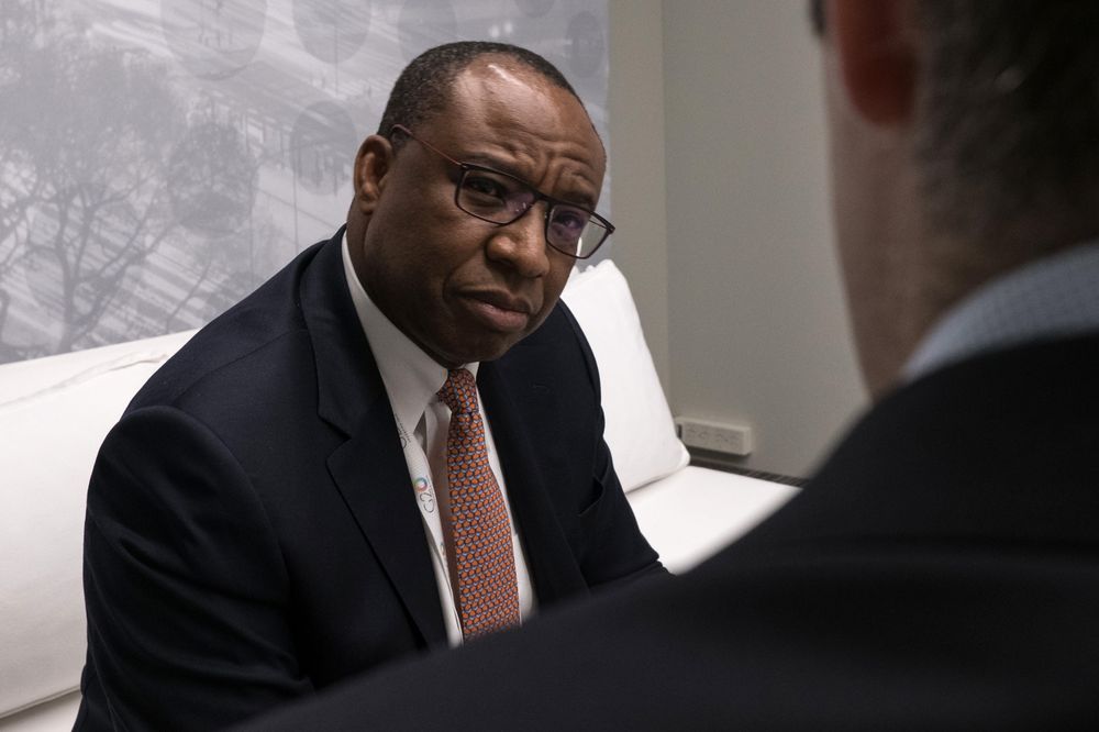 Afrique du Sud: le premier PDG noir du géant Absa Bank marche sur des ...