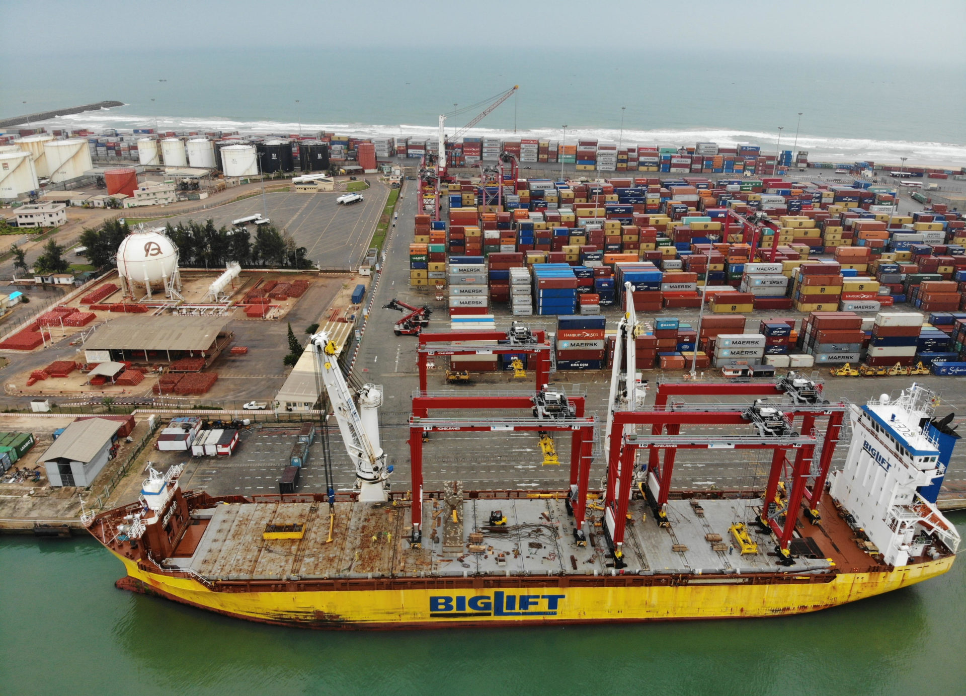 Bénin Terminal réceptionne deux nouveaux portiques de parc | Financial ...