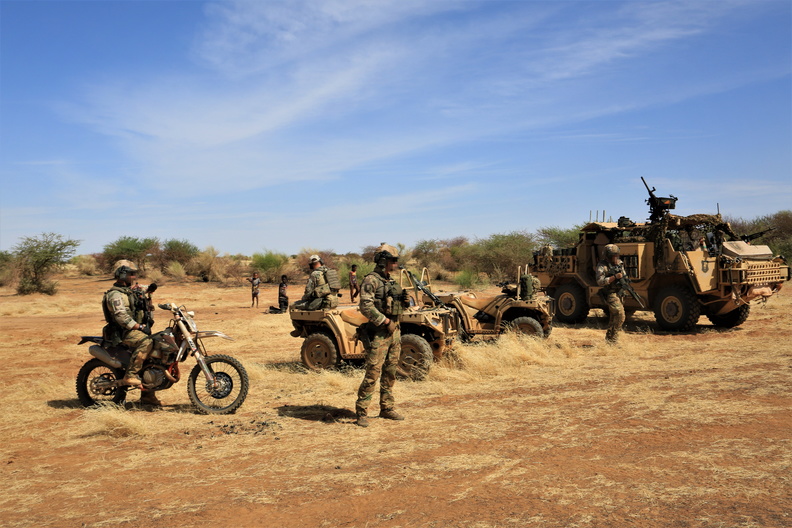 A quelques semaines de son sommet avec le G 5 Sahel, la France ...
