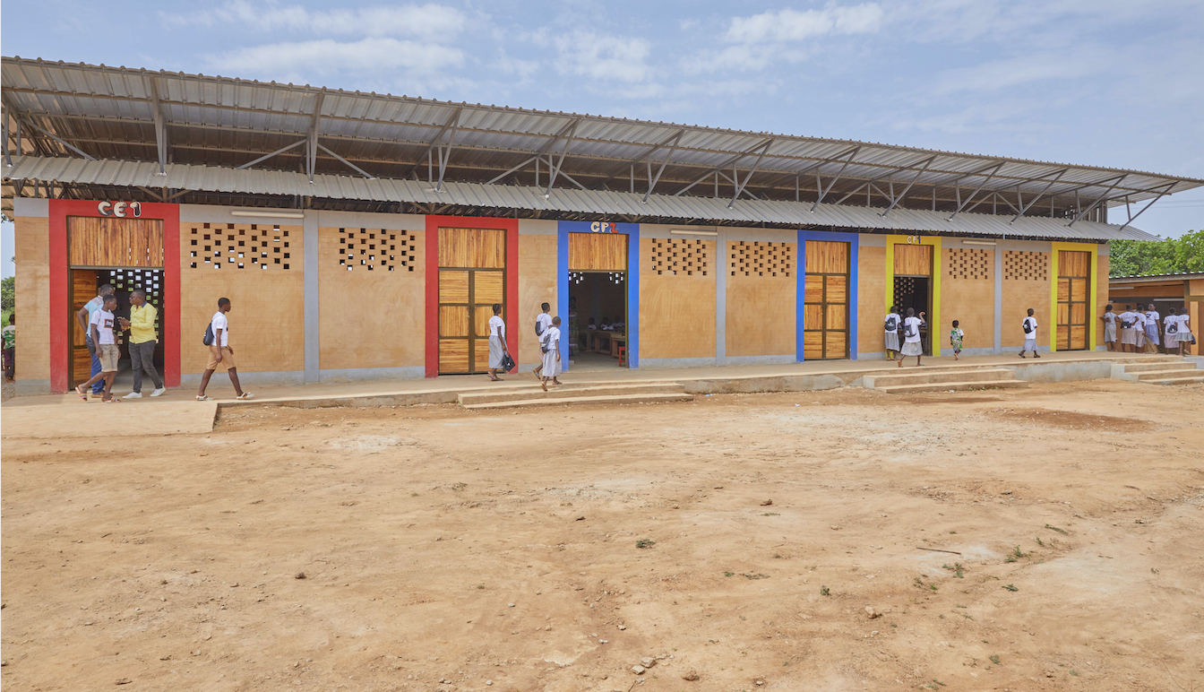 LafargeHolcim Côte d’Ivoire, procède à la remise officielle d’une école primaire dont elle ...