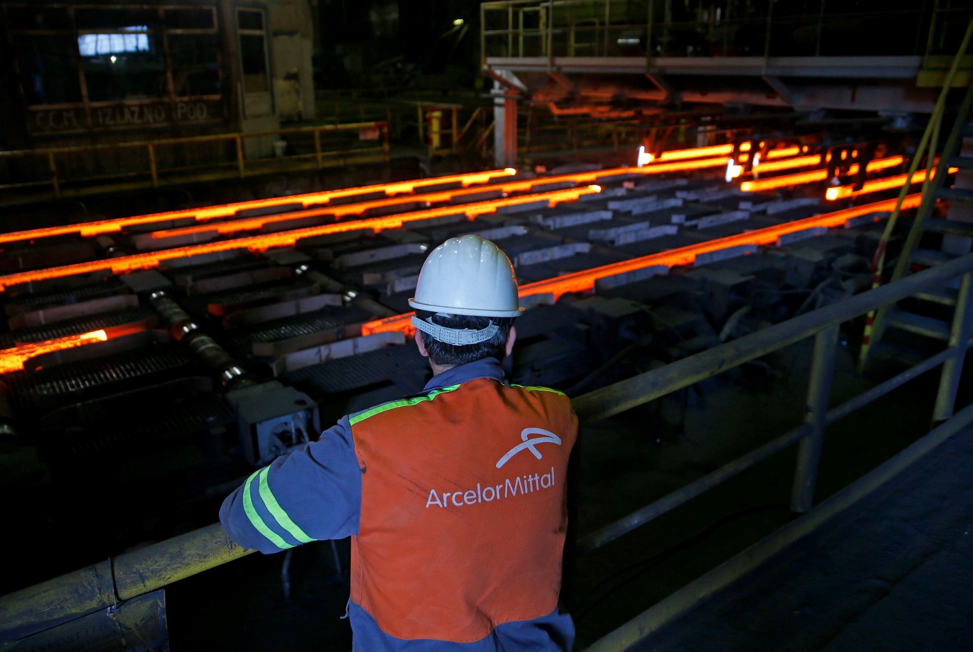 ArcelorMittal scelle le sort de ses aciéries de Newcastle et ...