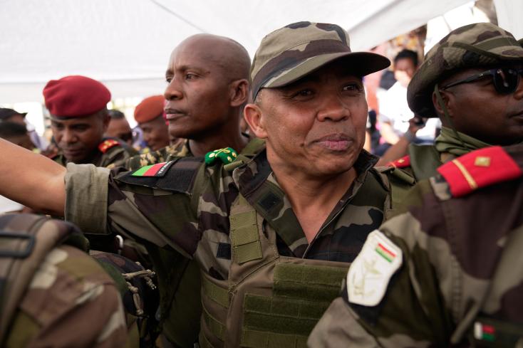 Madagascar : le président Randrianirina dissout le gouvernement et ...